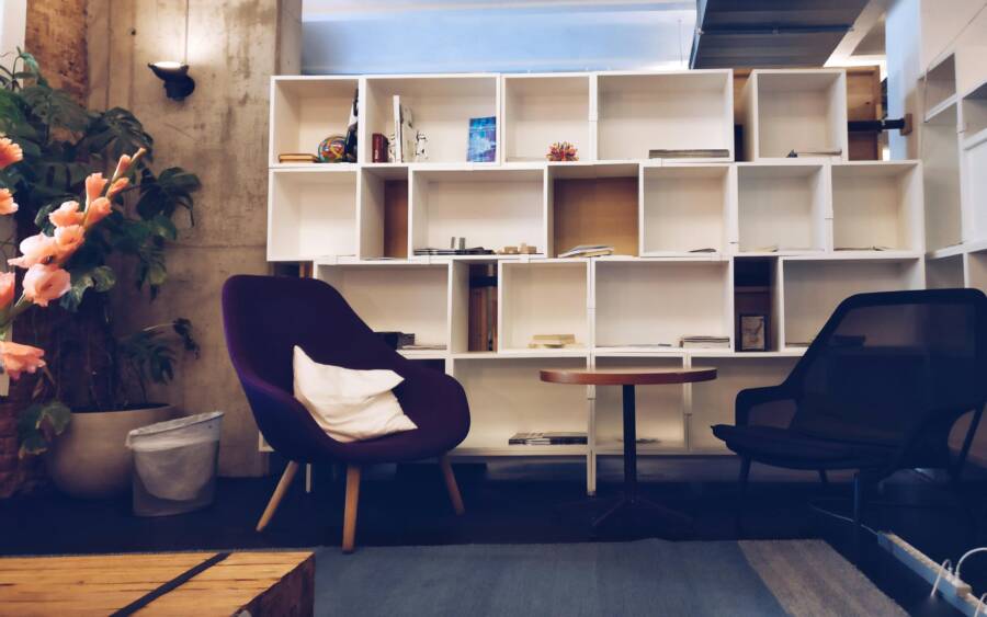 Create a Cozy Reading Nook with Home Depot Lighting and Shelves - iPro+ 知識酷